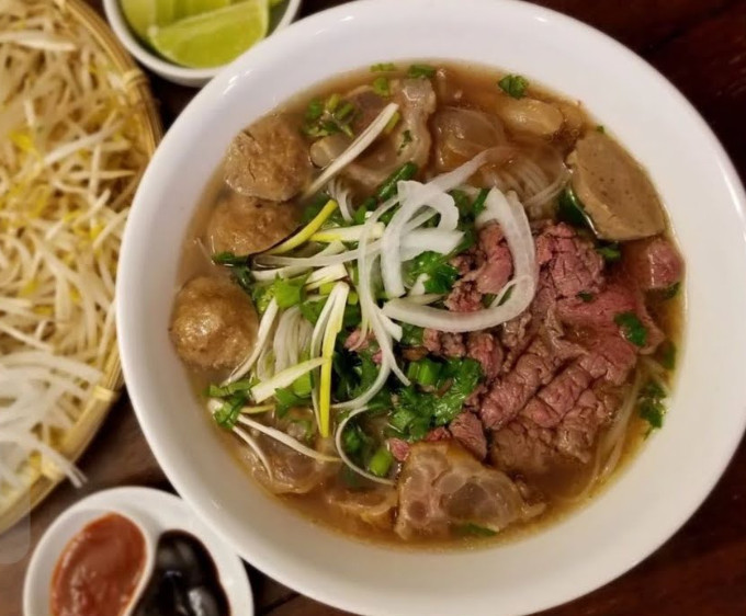 Rare beef and tendon noodles soup / Phở tái, gân – saigon chef Restaurant